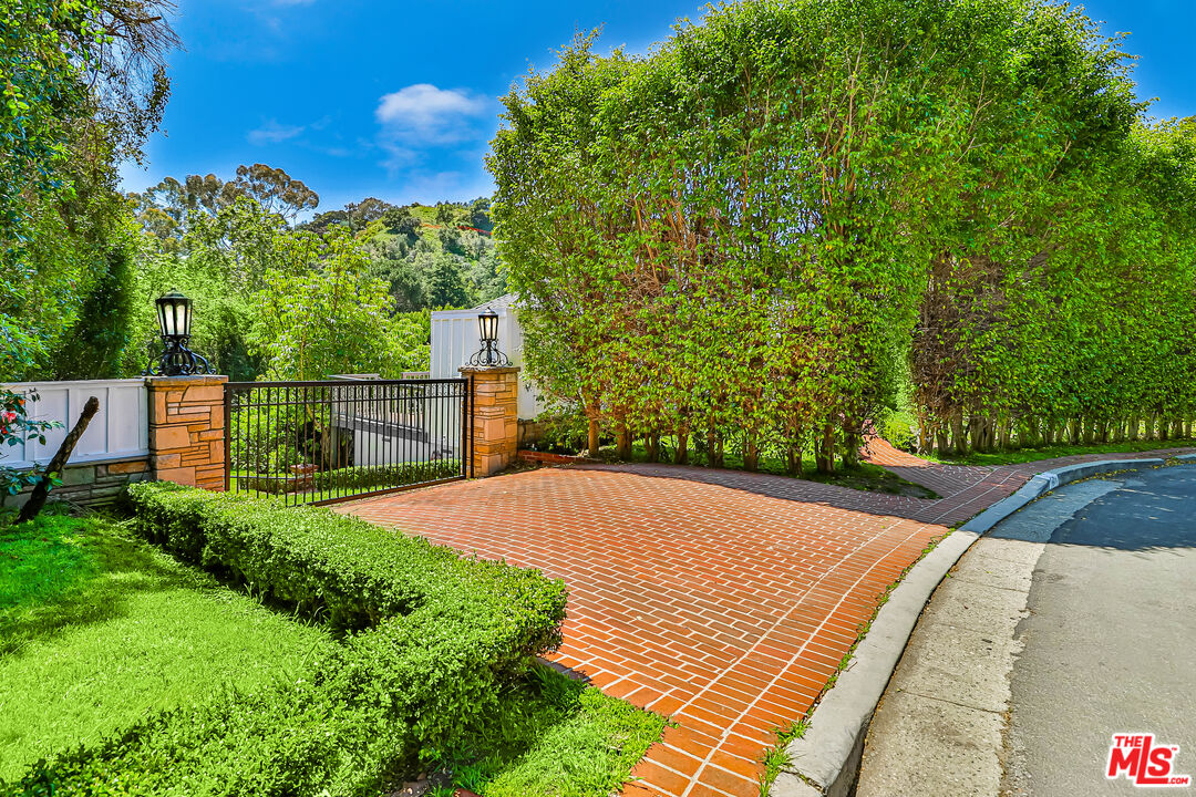 657 N Saltair Ave | Rochelle Maize | Beverly Hills Real Estate Agent