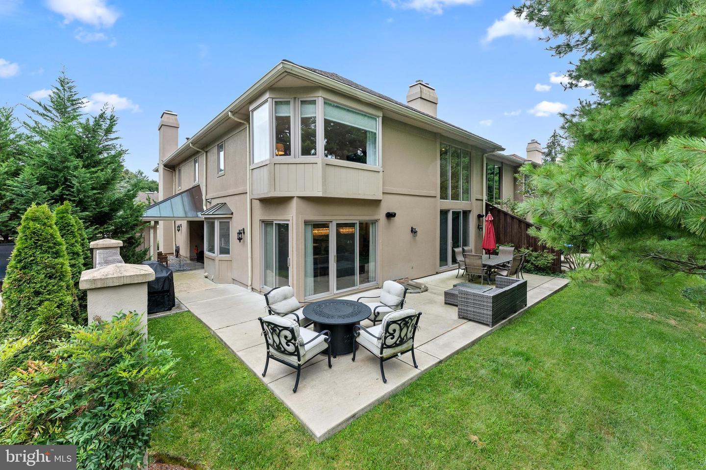 834 LINDY LANE | The Robin Gordon Group