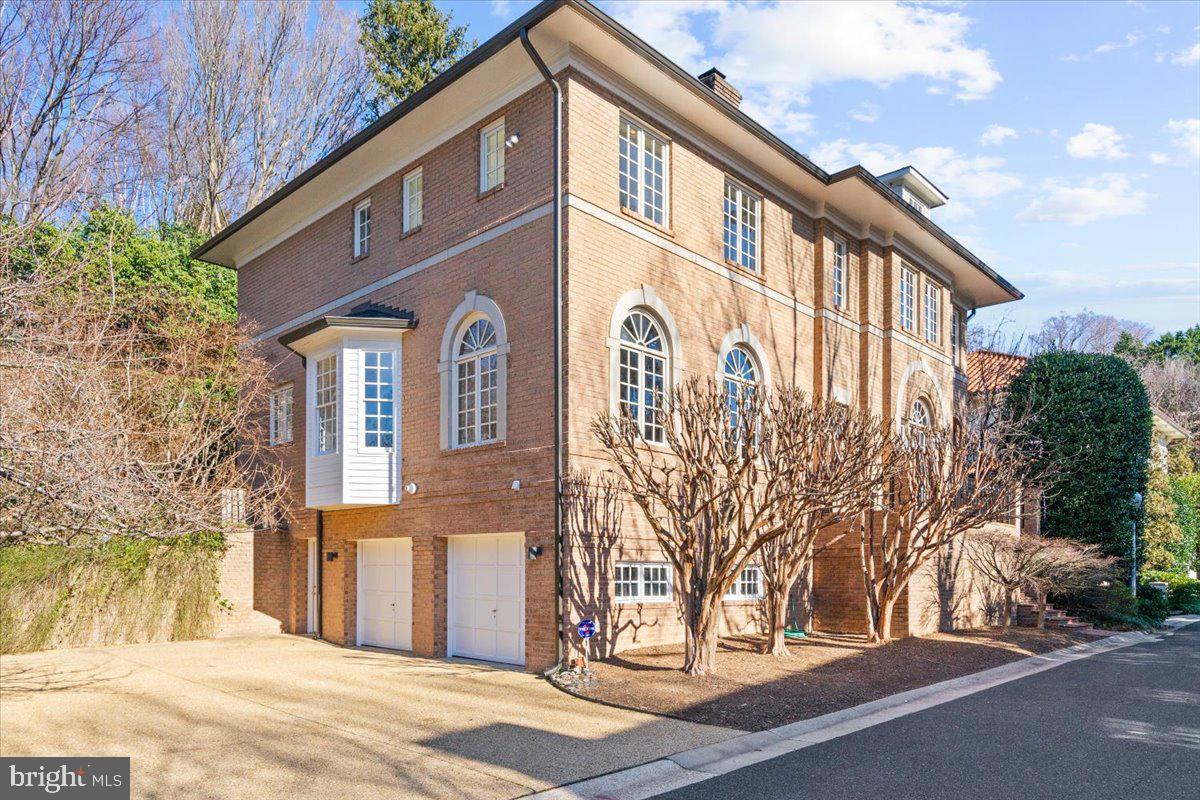 4808 Foxhall Cres NW