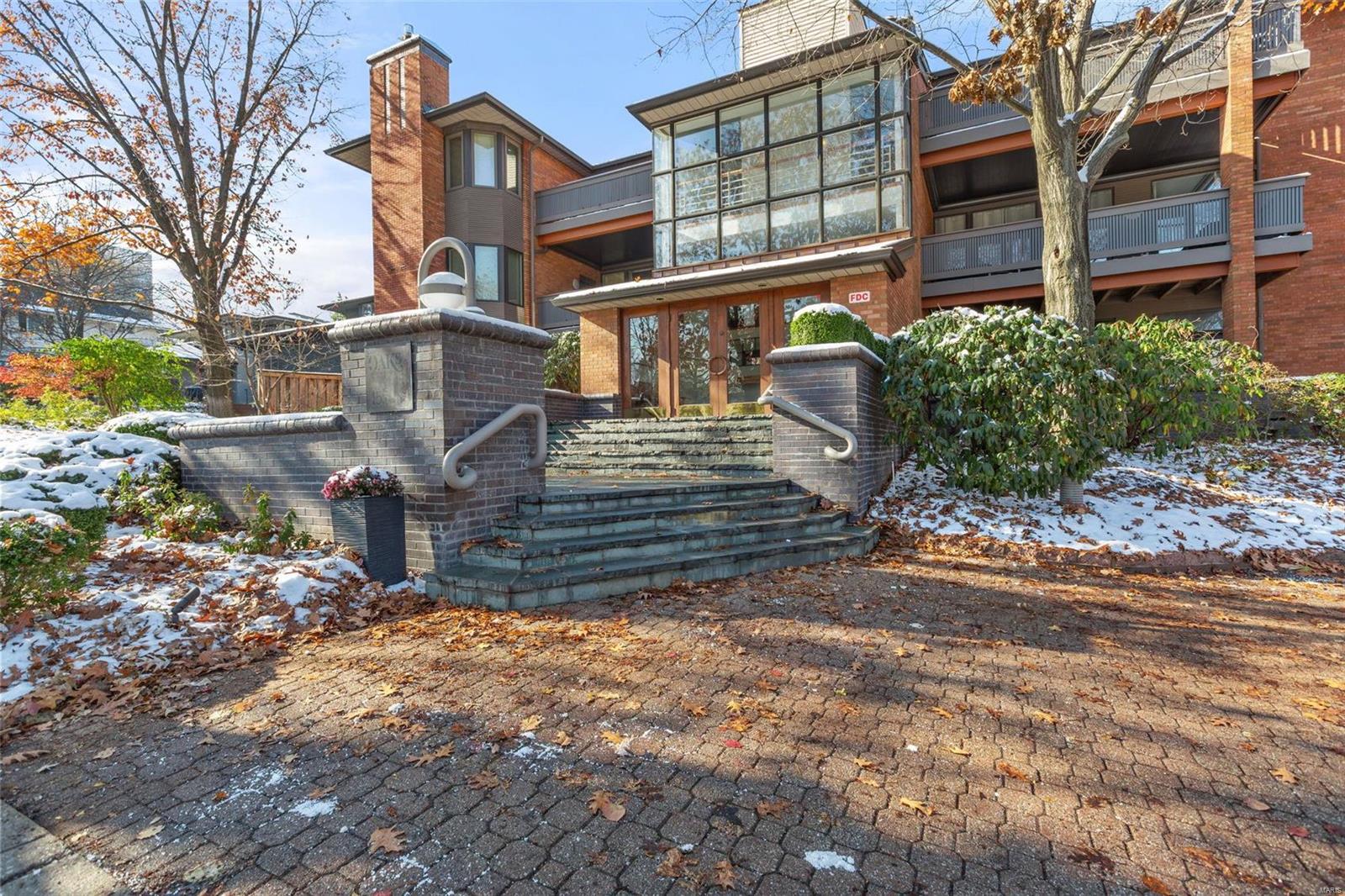 155 N Hanley Road Unit: 200